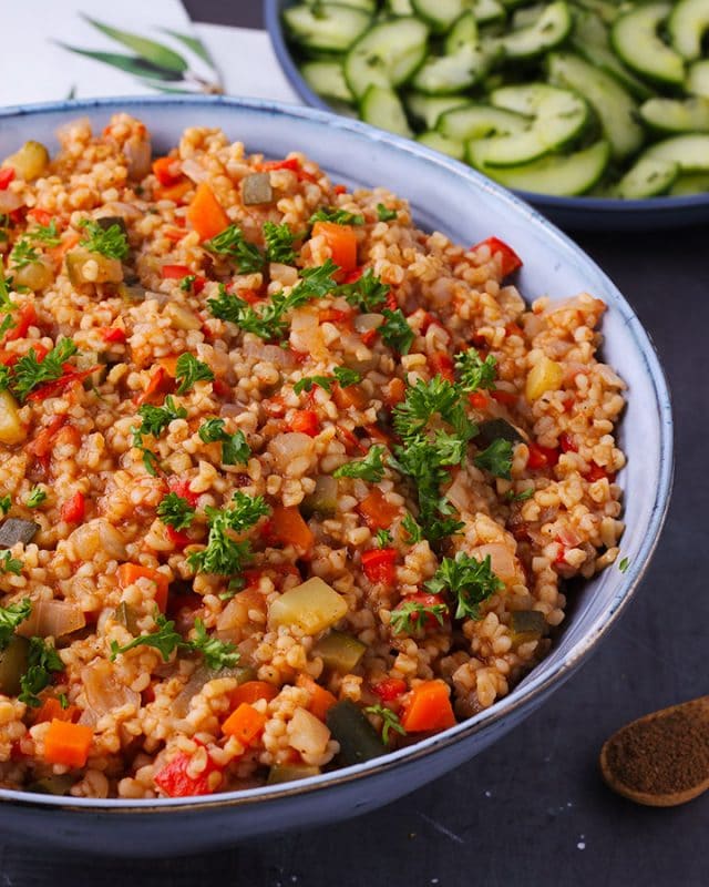 Middle Eastern bulgur with vegetables - Vegan with Gusto